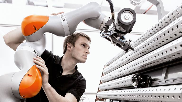 Automatisierung der Produktion in Industrie 4.0 - KUKA AG