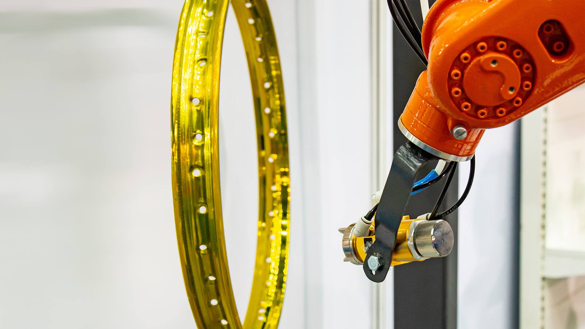 Veilig en geautomatiseerd verven met industriële robots | KUKA AG